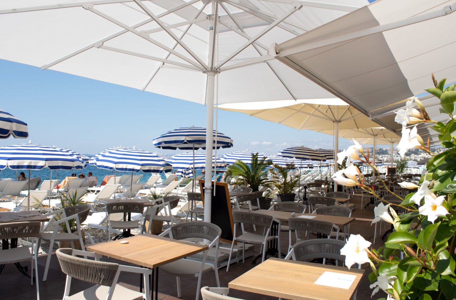 Plage privée à Nice - A deux pas du Vieux-Nice | Tarifs, services ...